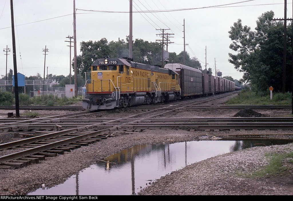 UP 1705 and 1706 Northbound from Yard Center